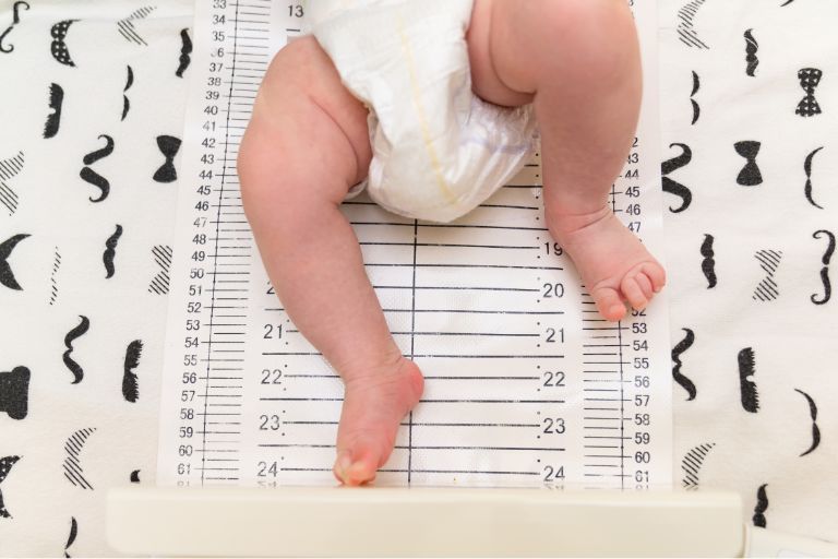 Rast i razvoj bebe do 3 meseca života, koliko beba poraste?
