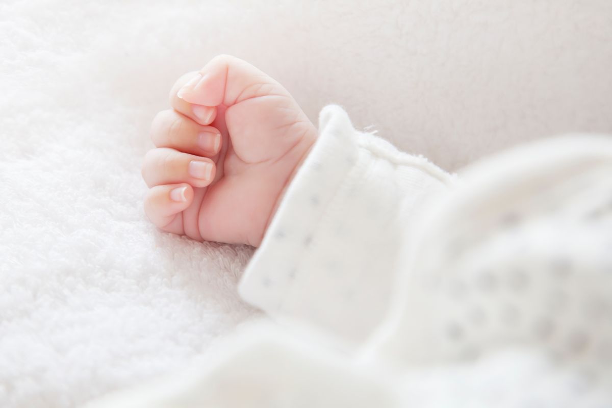 Kako pratiti razvoj bebe u 1. i 2. mesecu