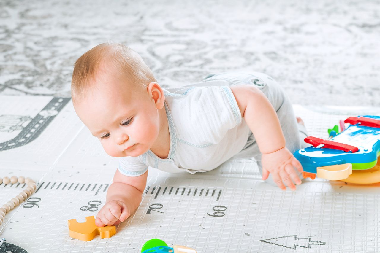 Kako pratiti razvoj bebe u 7. i 8. mesecu - Razvoj kretanja
