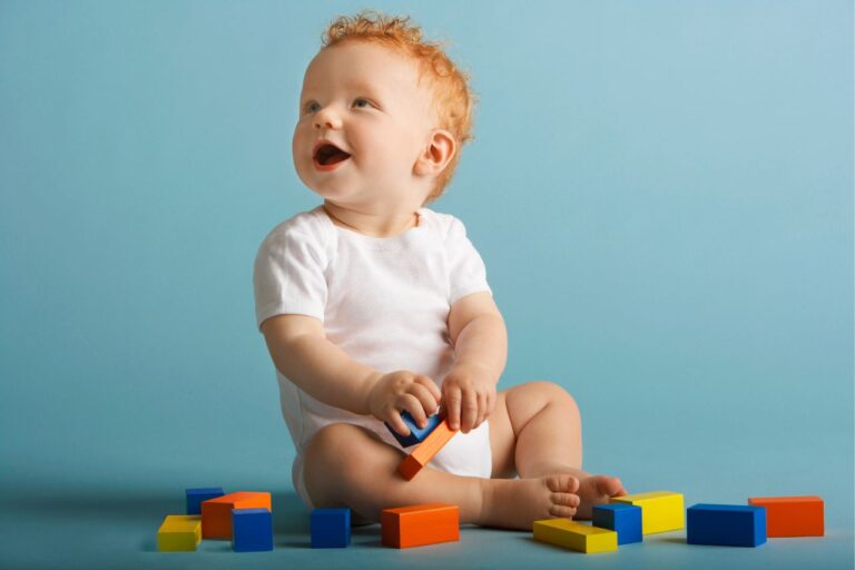 Kako pratiti razvoj bebe u 9. i 10. mesecu
